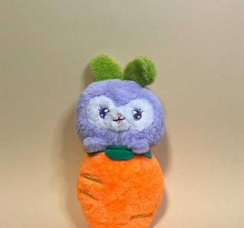 Мягка плюшевая игрушка зайца в морковке