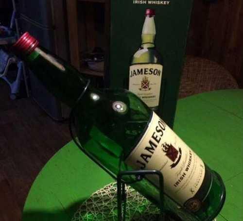 Пустая бутылка Jameson 4,5 на качелях