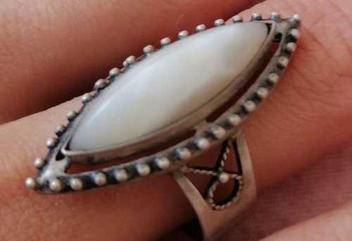 Серебряное кольцо с белым агатом