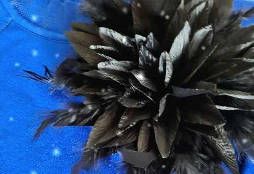 Брошь-цветок с перьями из ткани ручной работы