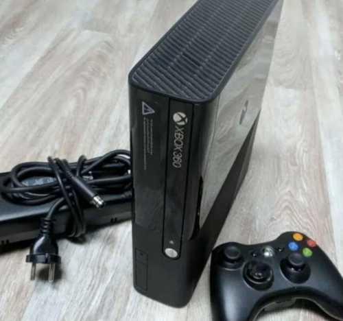 Microsoft Xbox 360 E, 4 ГБ, Прошитая