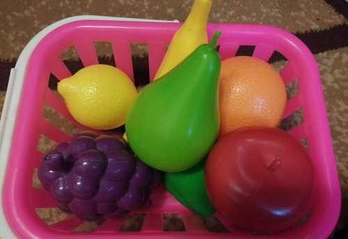 Набор игрушечных фруктов и овощей