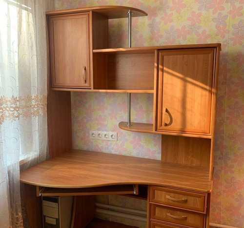 Компьютерный стол и комод