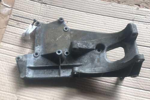 Кронштейн генератора Mercedes W201 W124 W140 M104