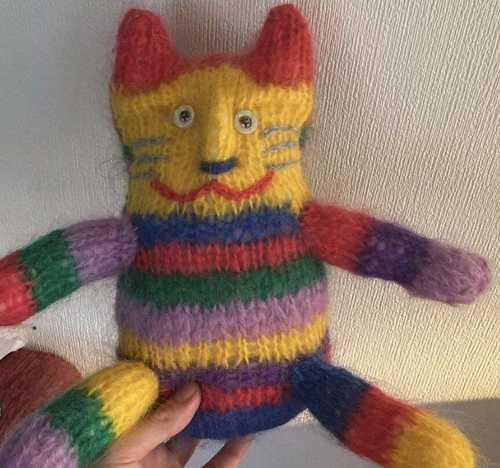 Вязаная мягкая игрушка кот