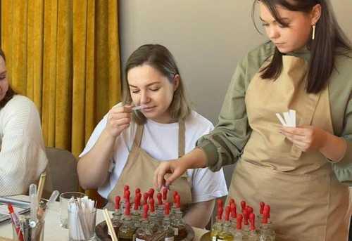 Создание аромата на заказ, парфюмер
