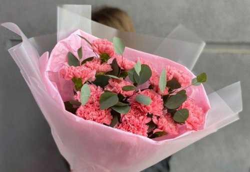 Букет цветов диантусы с эвкалиптом