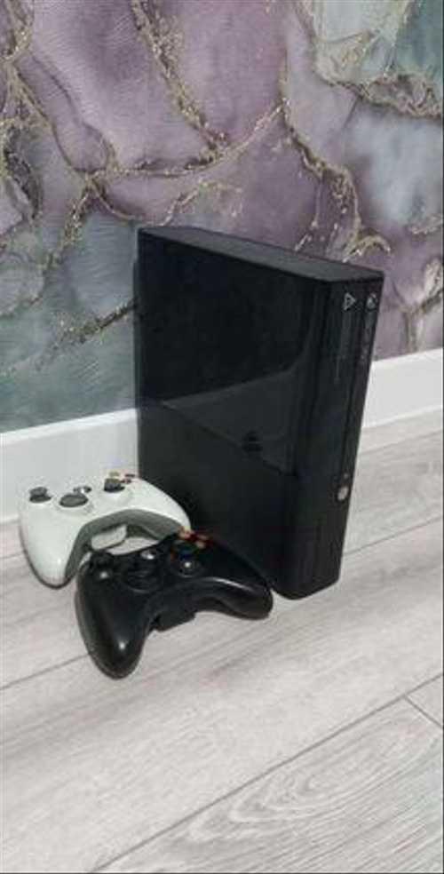 Xbox 360Е + 2 джойстика
