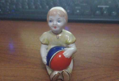 Фарфоровая статуэтка советская девочка с мячом