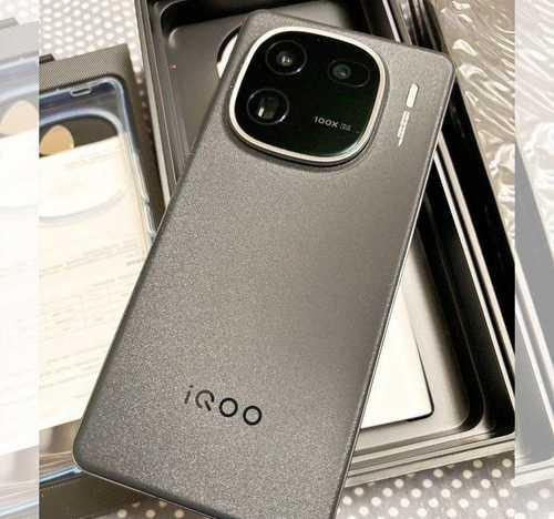 Vivo iQOO 12, 12/256 ГБ