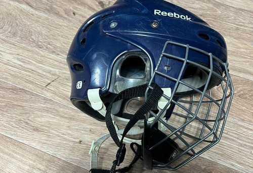 Хоккейный шлем и коньки