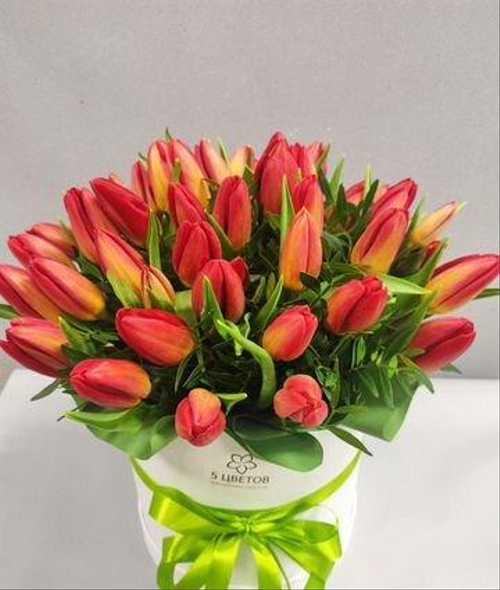 Букет 51 красный тюльпан в шляпной коробке, цветы