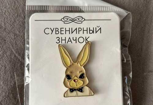Значок сувенирный зайчик в бабочке