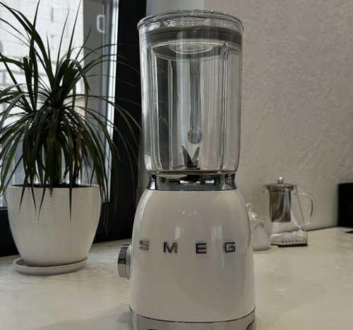 Блендер Smeg BLF03