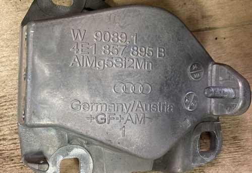 Кронштейн усилителя торпедо правый Audi A8 D3 E4