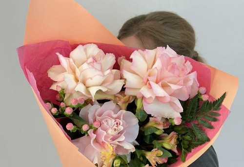 Букет с розами и папоротником Доставка цветов
