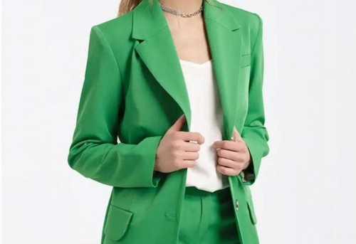 Новый костюм женский зеленый пиджак и брюки