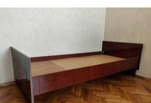 Деревянная кровать с матрасом времён СССР