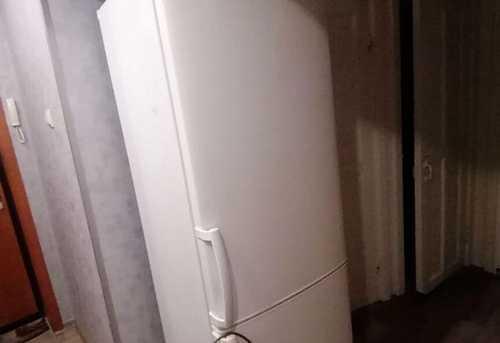 Холодильник бу большой, двухкамер, общ объем 390 л