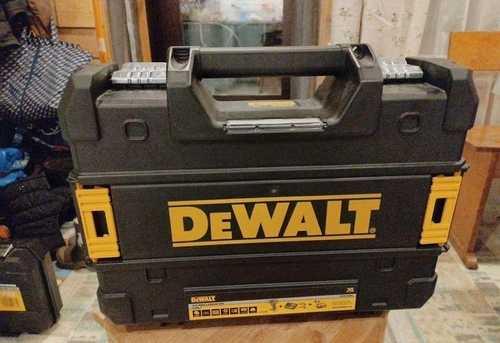 Шуруповерт Dewalt 18В, 4Ач DCD708M