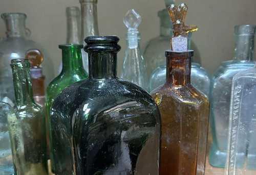 Коллекция старинных бутылочек, пузырьков