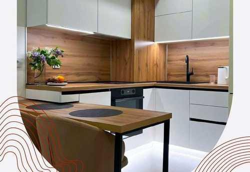 Кухонный гарнитур с деревянной отделкой