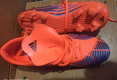 Футбольные бутсы adidas predator