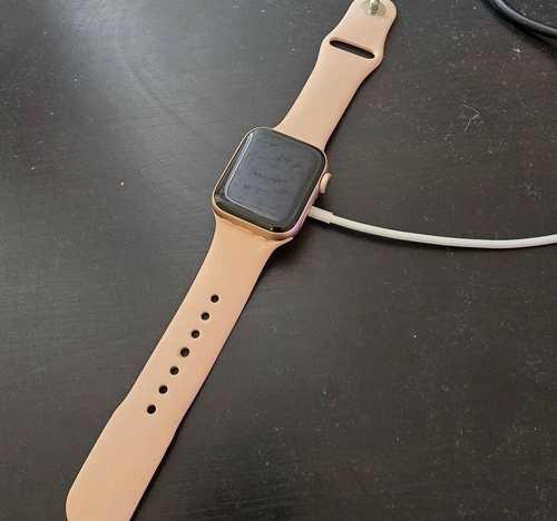 Часы Apple Watch SE 40mm rose gold