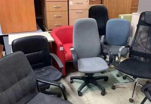 Компьютерные офисные кресла на колесах