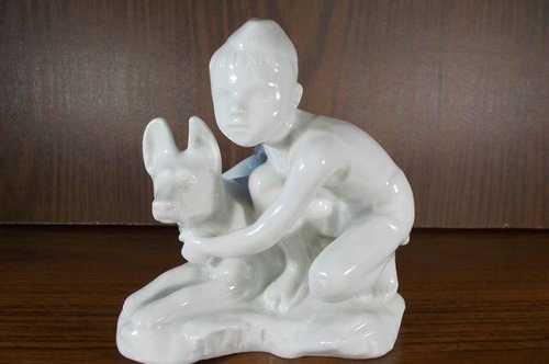Фарфоровая статуэтка белая Мальчик с собакой