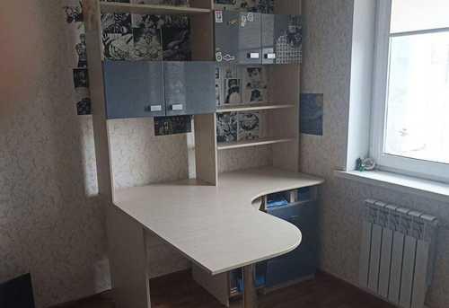 Угловой компьютерный стол с шкафчиками