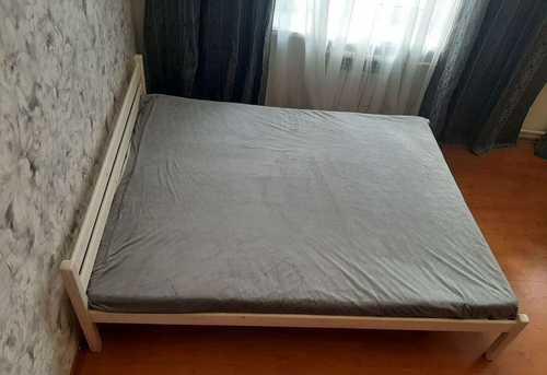 Двуспальная кровать для дачи