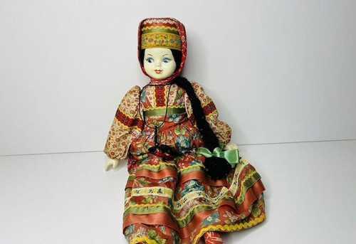 Винтажная фарфоровая кукла в народном костюме