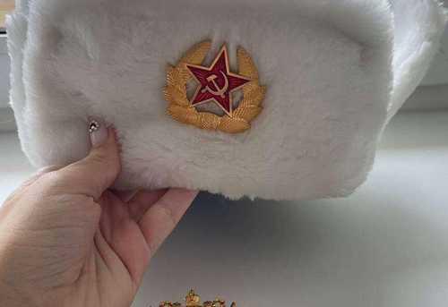 Шапка ушанка белая с кокардой