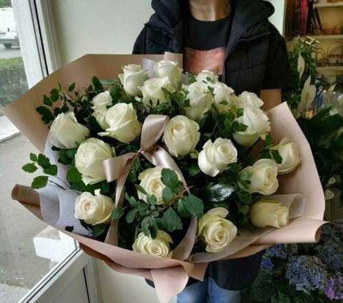Букет из 21 белой розы 60см