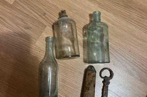 Старые бутылочки, гирька от часов и старинный ключ