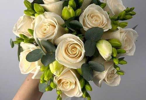 Букет невесты из фрезий и белых роз