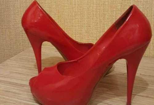 Ласковые красные туфли на высоком каблуке