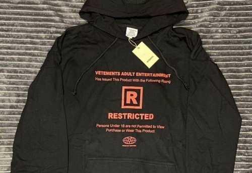 Vetements худи restricted на руках