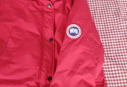 Пуховик женский Canada Goose. Производитель Канада