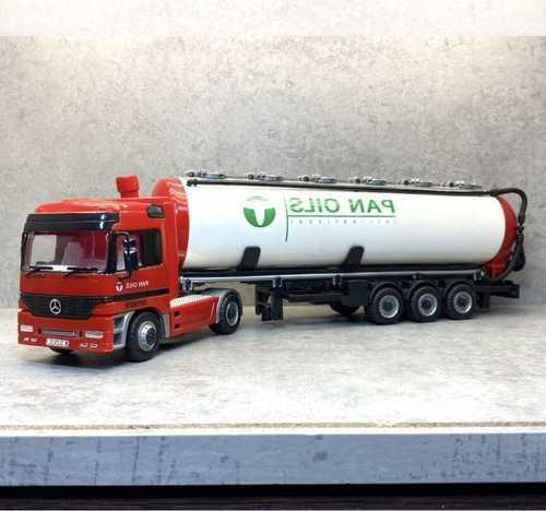 Модель Mercedes-Benz Oil Truck 1:43 Dickie