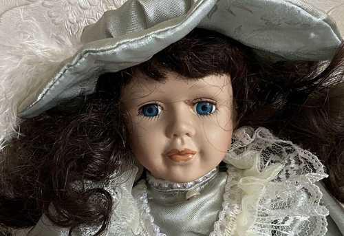 Кукла фарфоровая красивая