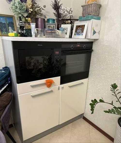 Кухонный шкаф с духовой плитой и микроволновкой