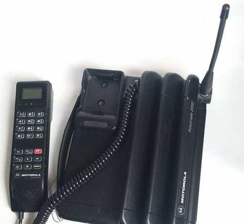 Первый мобильный телефон Motorola Associate 2000