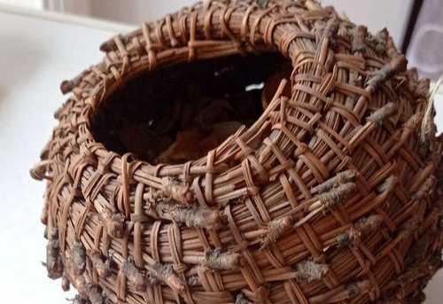 Декоративное плетеное гнездо из сосновых иголок