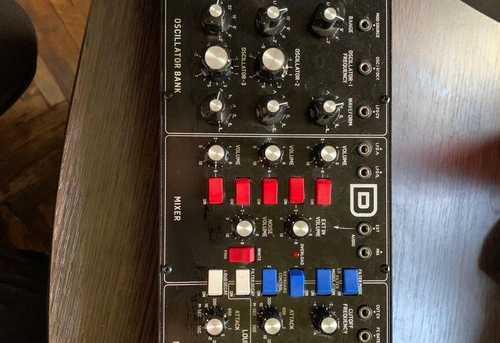 Синтезатор behringer model d