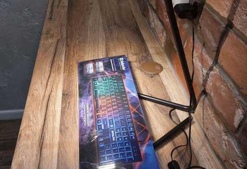 Клавиатура с подсветкой с настольной лампой. набор