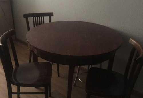 Деревянный круглый стол и стулья