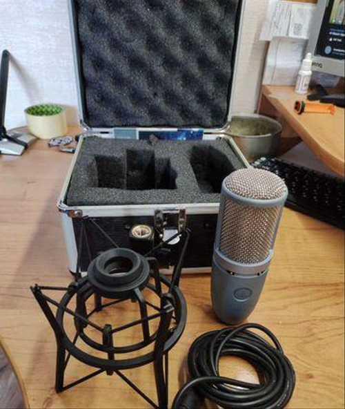 Студийный микрофон akg p220