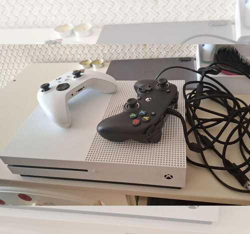 Xbox one s 1tb с двумя геймпадами